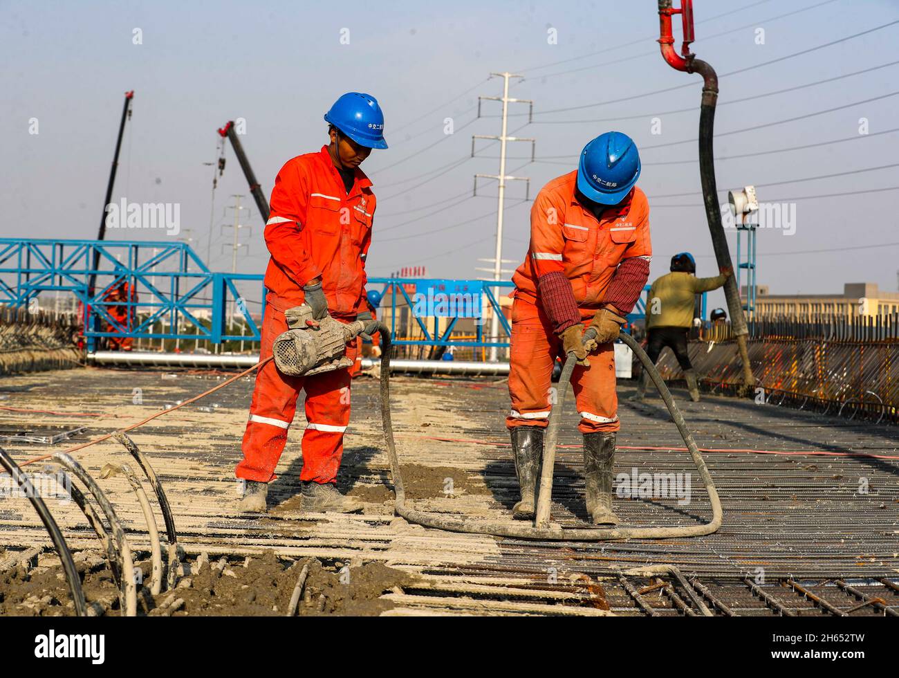 TAIZHOU, CHINA - NOVEMBER 13, 2021 - Construction workers cast cast-in ...
