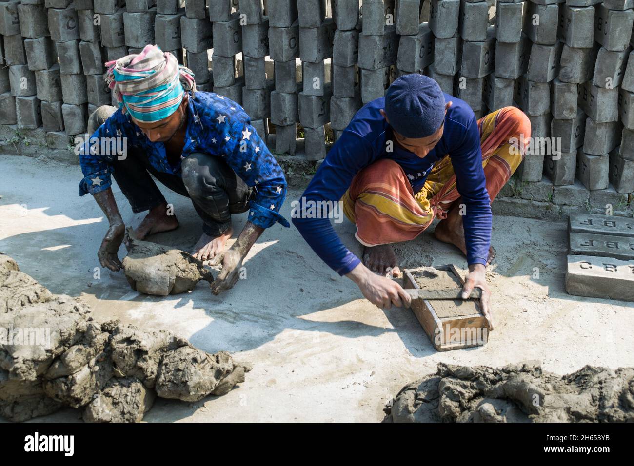 Two facing bricks hi-res stock photography and images - Alamy