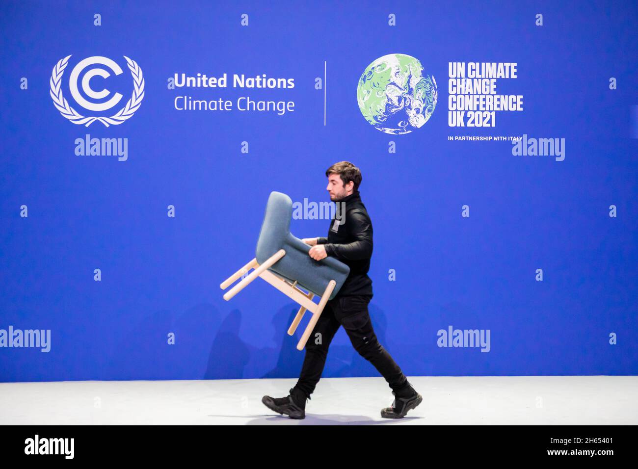 Glasgow uk chair cop26 hi-res stock photography and images - Alamy