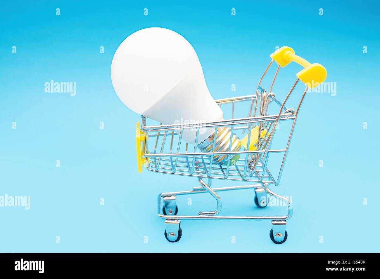 Big lightbulb hi-res stock photography and images - Alamy