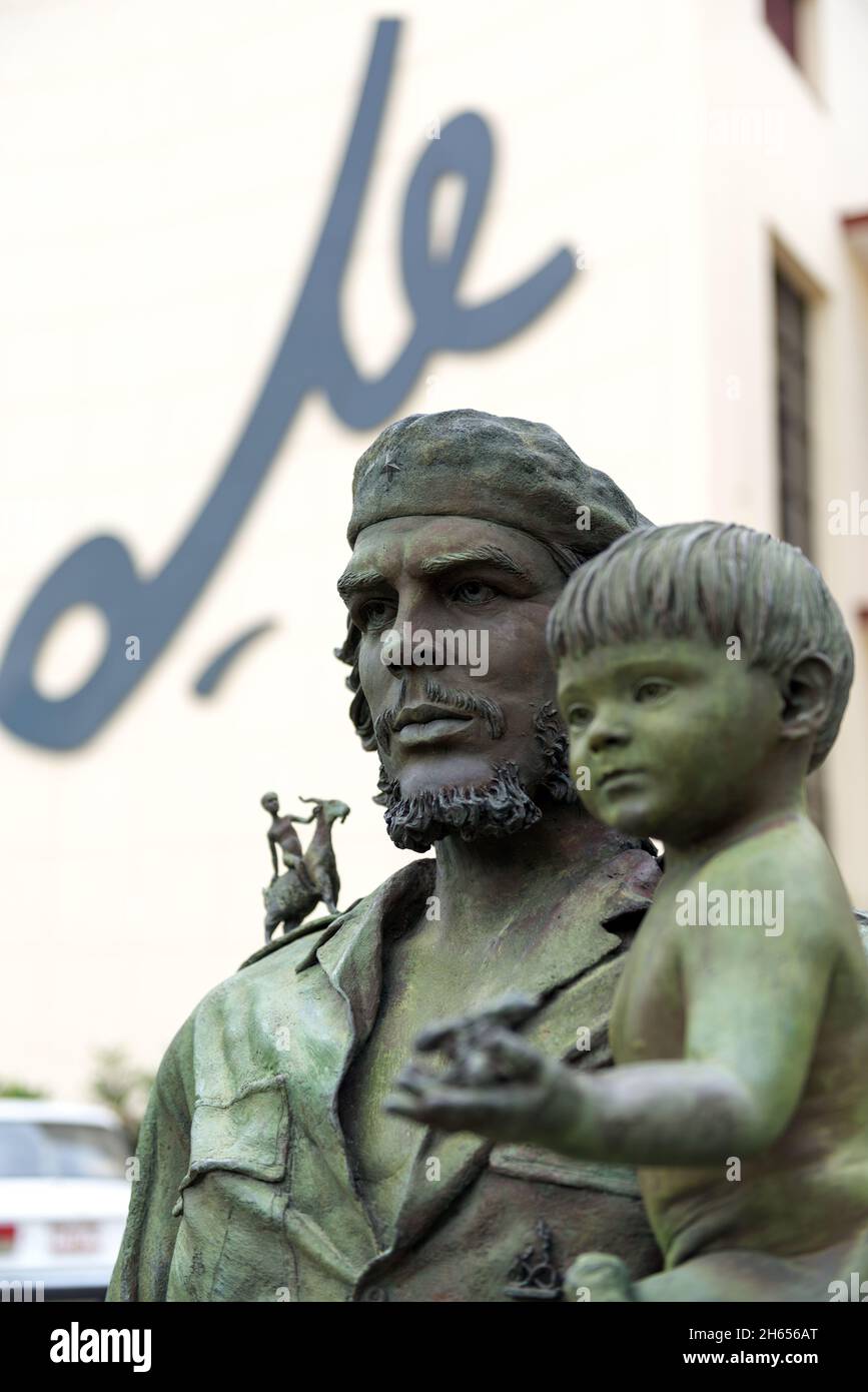 Sculpture of Che Guevara decorating the building of the Provincial ...