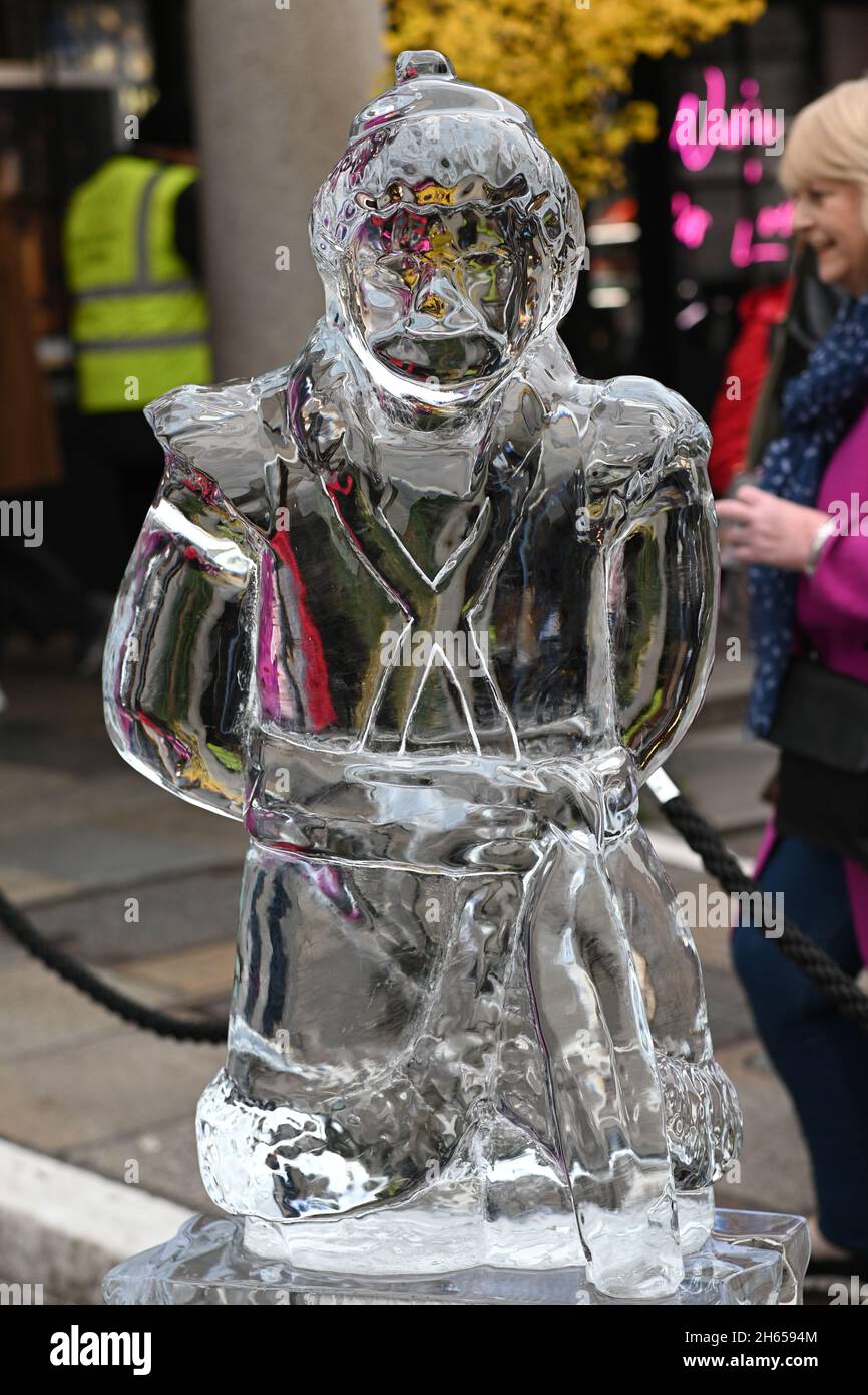 London, UK. 13th Nov, 2021. The cast of the Frozen Musical attended the ...