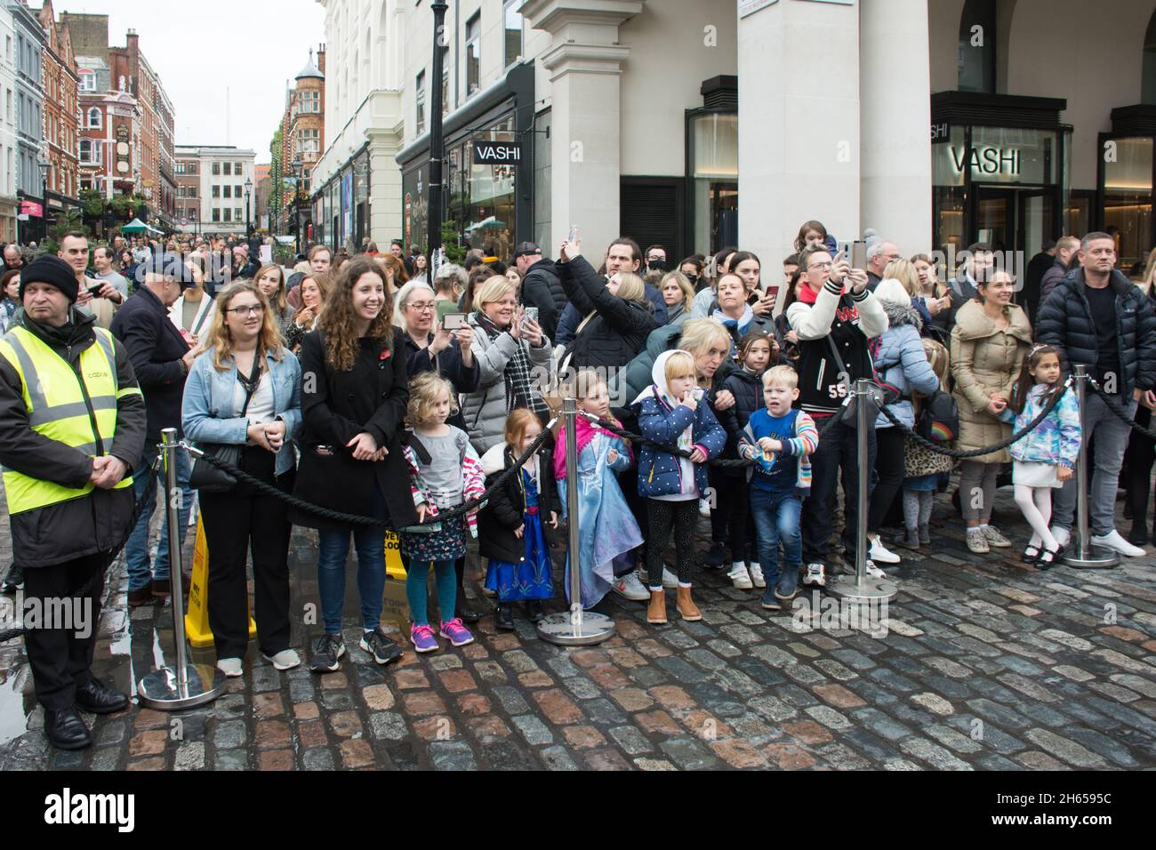 London, UK. 13th Nov, 2021. The cast of the Frozen Musical attended the ...