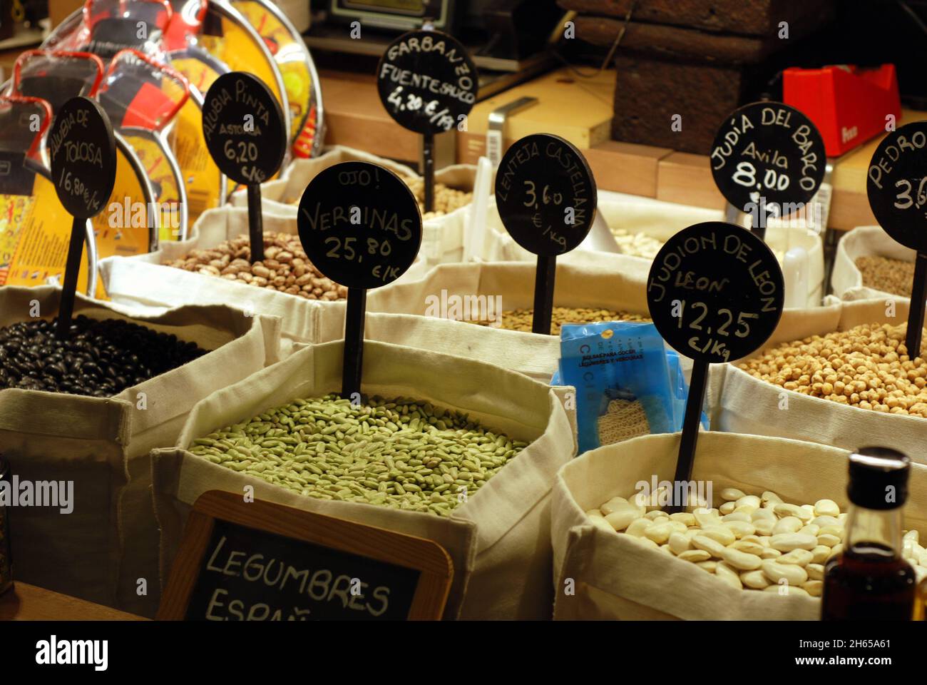 Legumes and beans on Spanish food market Stock Photo - Alamy