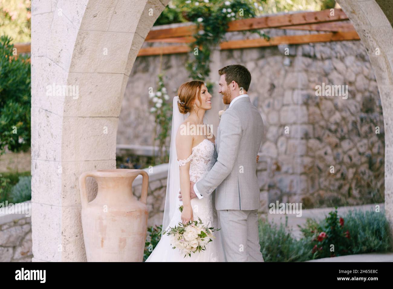 Bride groom under wedding arch hi-res stock photography and images - Alamy