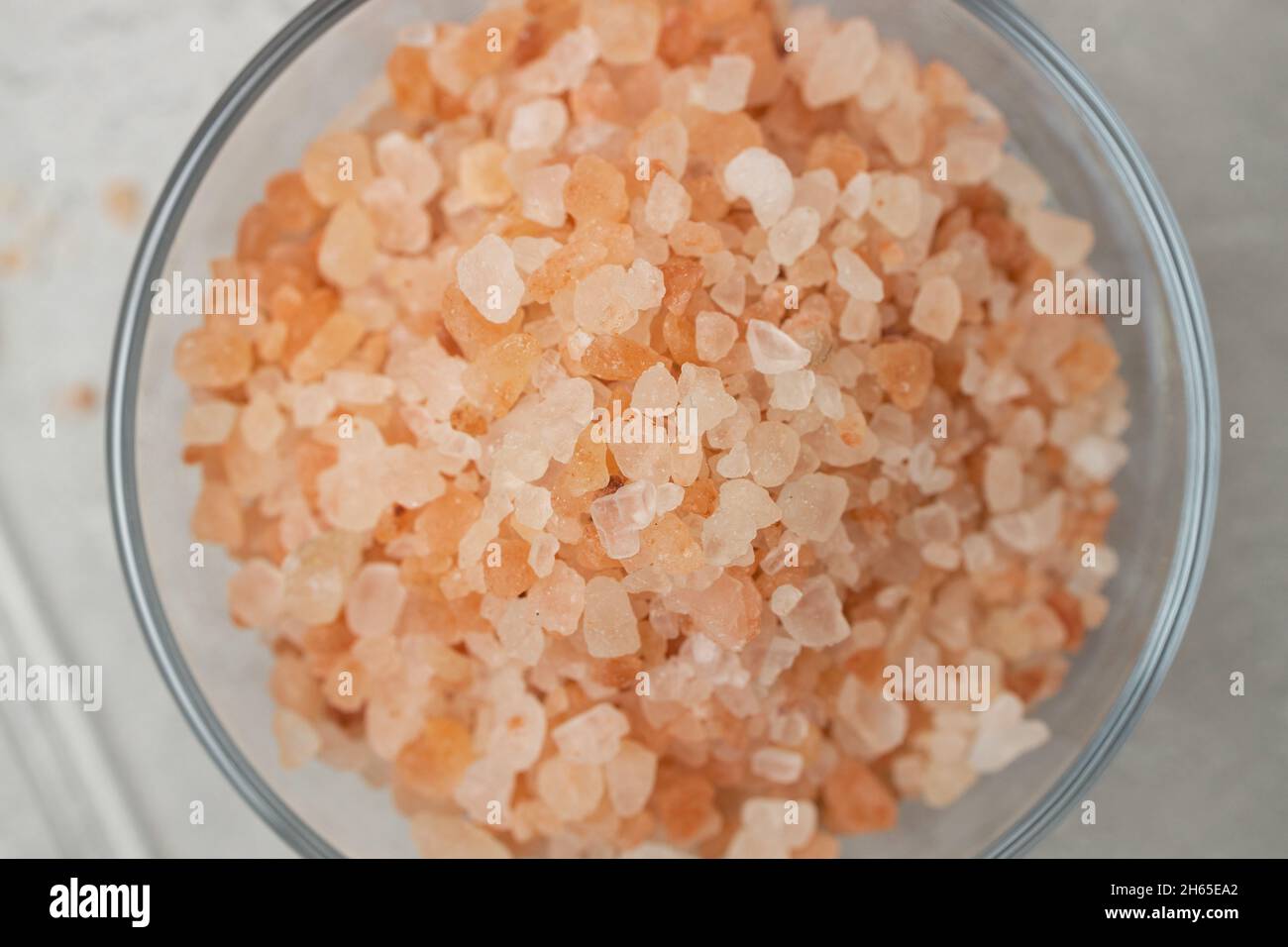 Pink himalayan salt on a grey background. Top view, flat lay, copy ...