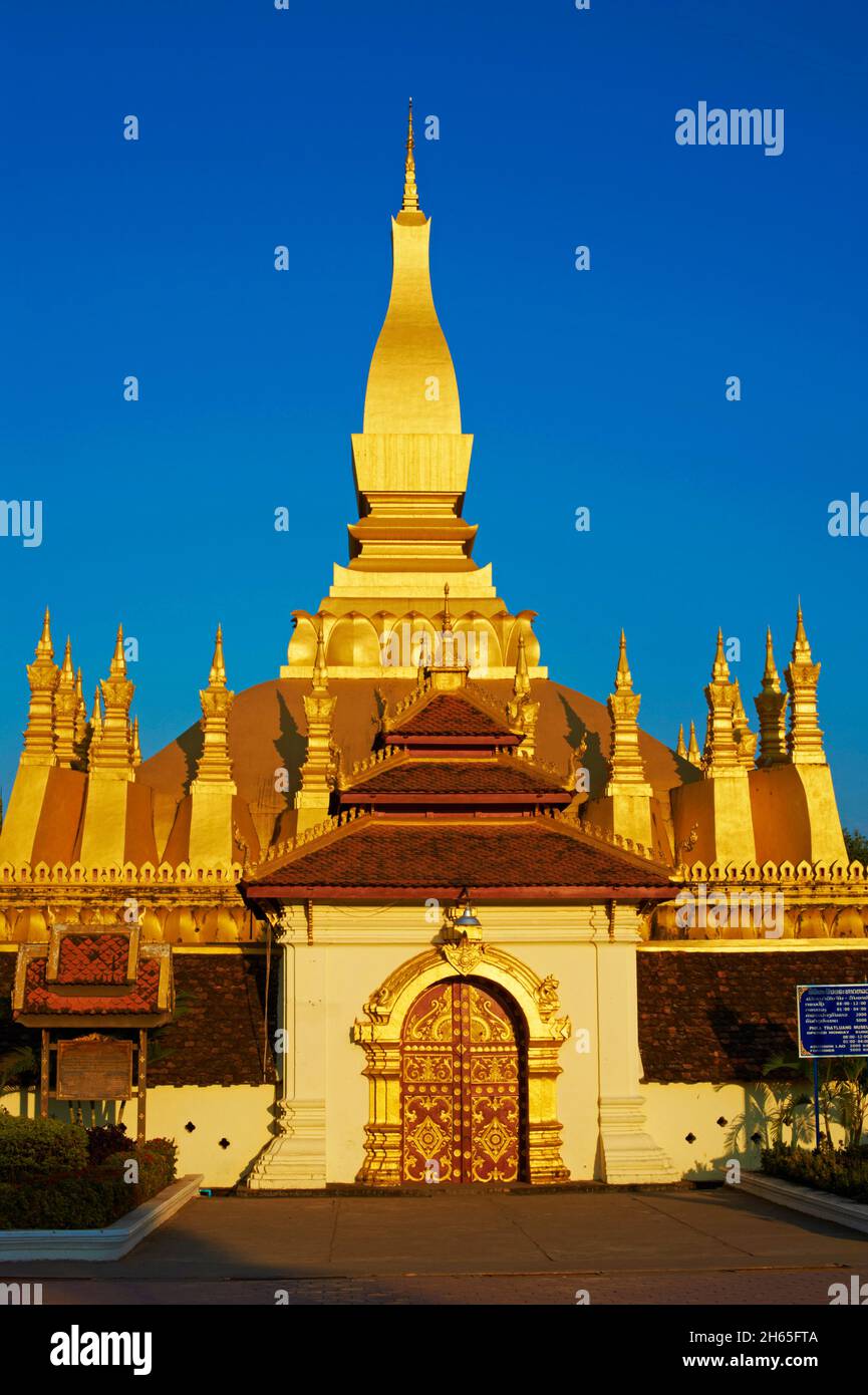 Laos, ville de Vientiane, stupa Pha That Luang // Laos, Vientiane city ...