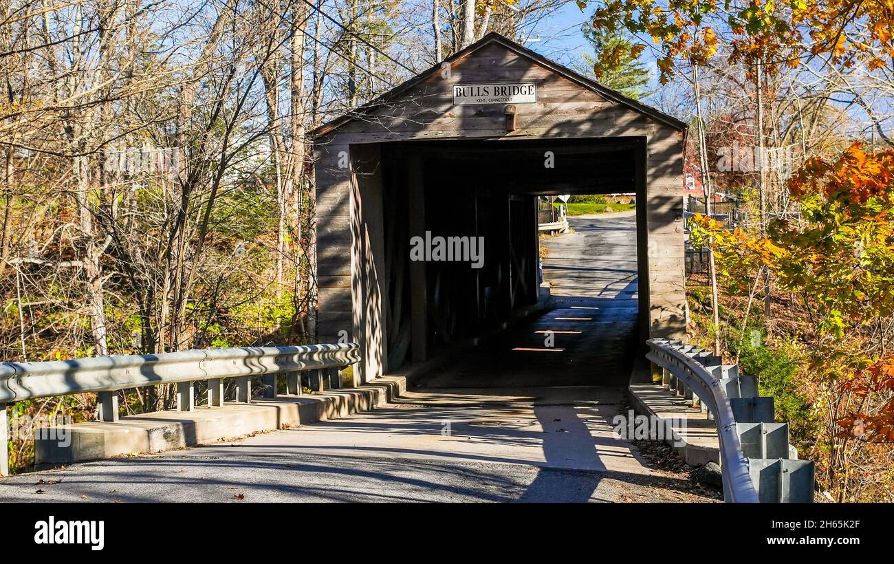 Covered bridge bulls bridge kent hi-res stock photography and images ...