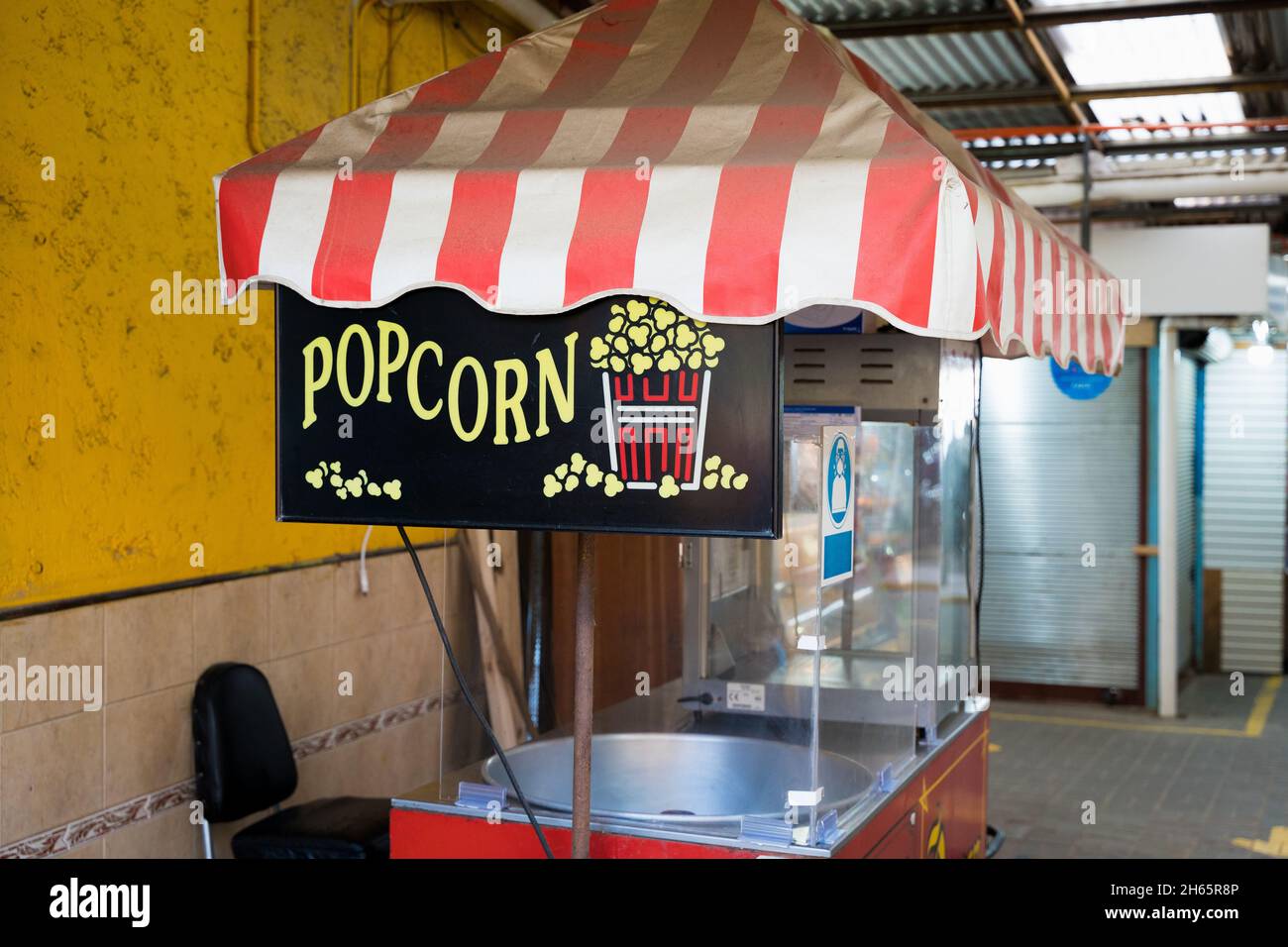 Old popcorn stand at empty market. Pandemic crisis, business lockdown ...