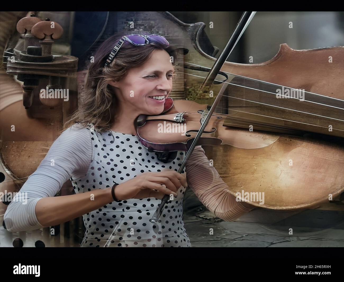 Busker at Royal Albert Dock Liverpool Stock Photo - Alamy