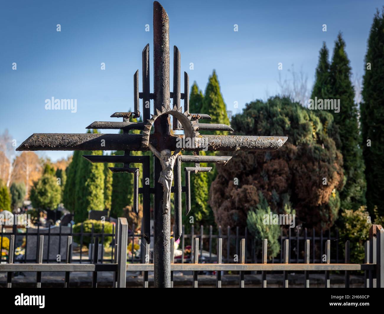 Metal fence cemetery hi-res stock photography and images - Alamy