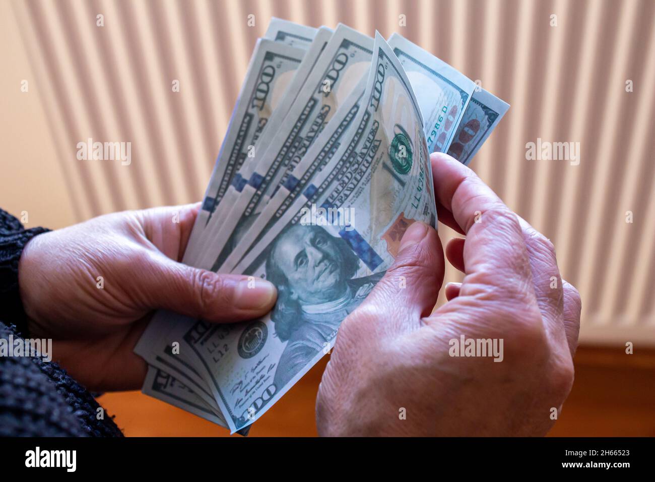 Hand holding 100 dollar bills hi-res stock photography and images - Alamy