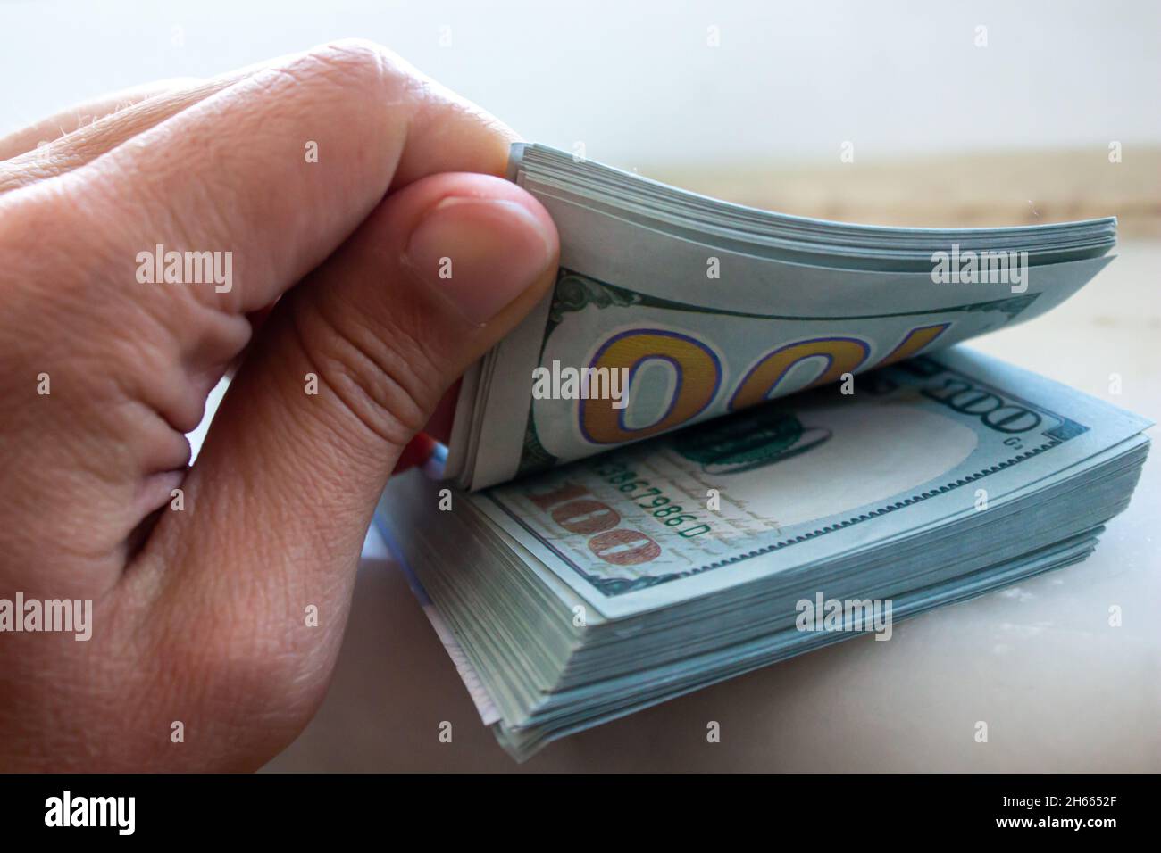 Hand holding 100 dollar bills hi-res stock photography and images - Alamy