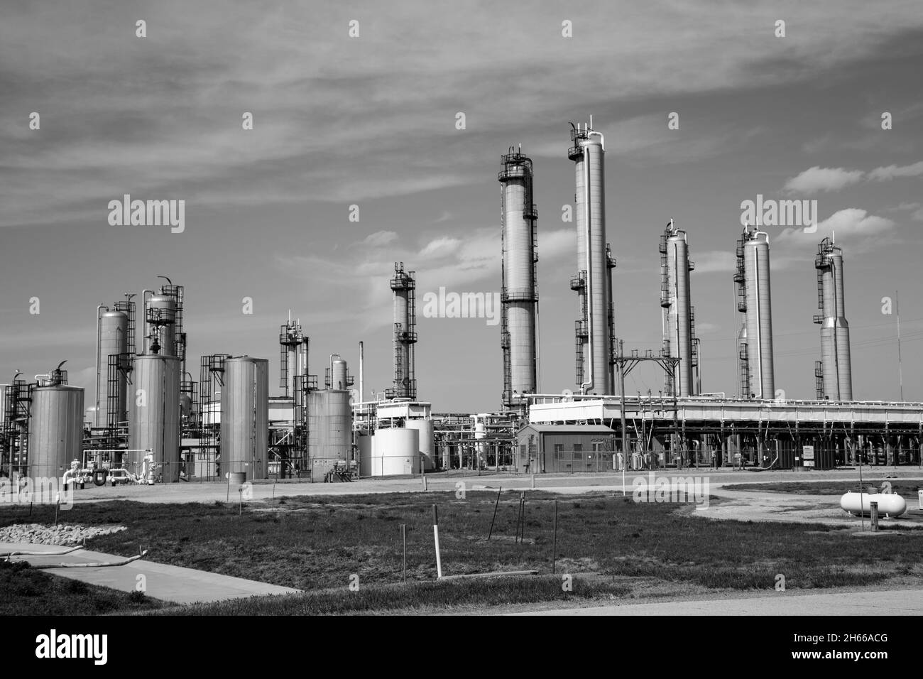 Oil refinery Black and White Stock Photos & Images - Alamy