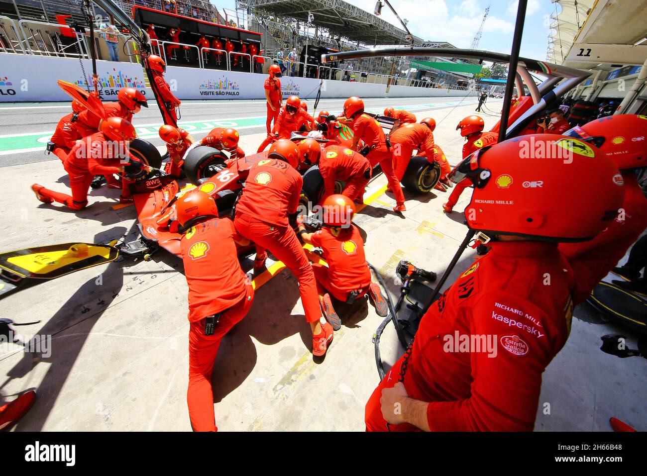Ferrari f1 pit stop 2021 hi-res stock photography and images - Alamy