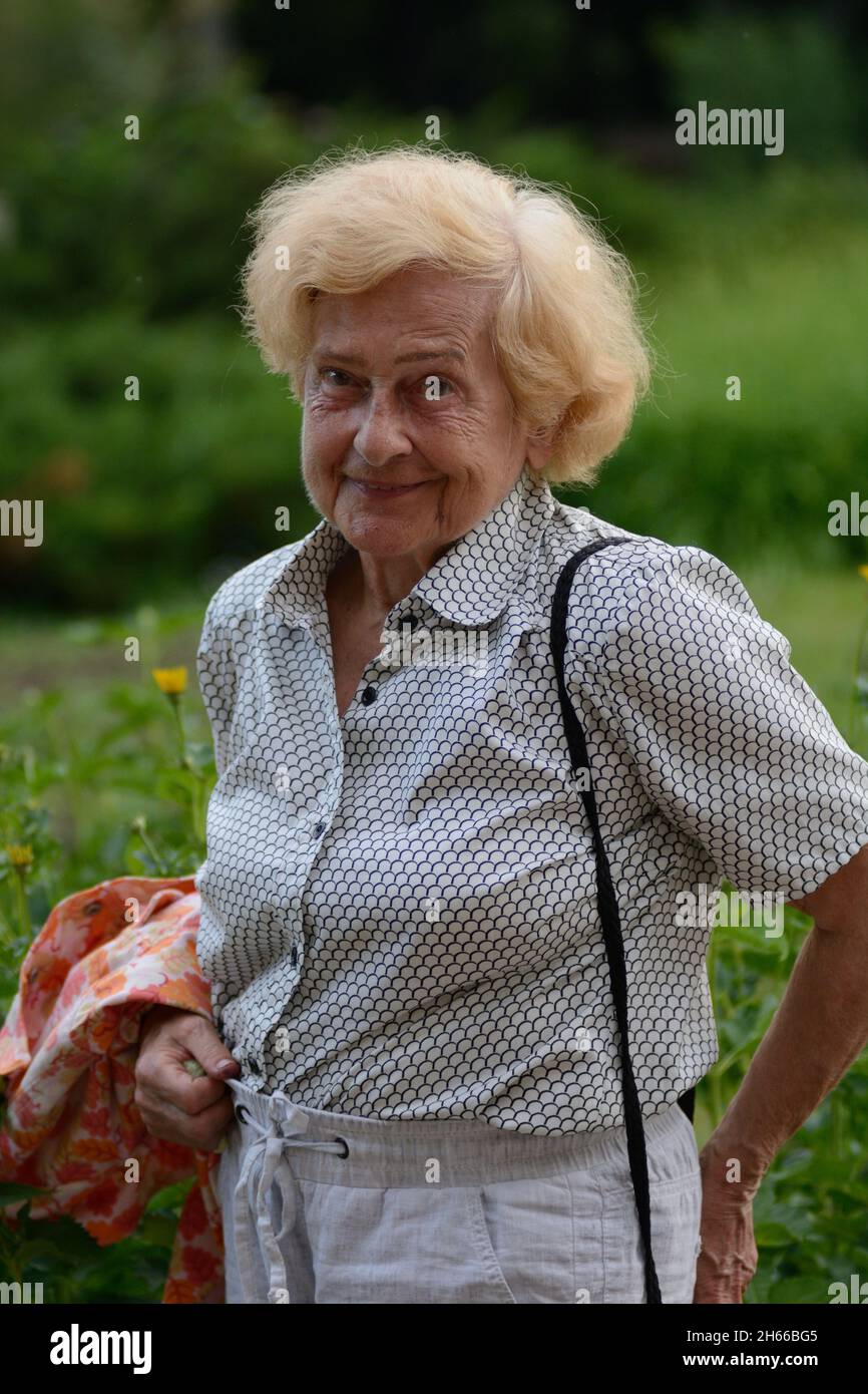 Old lady on park hi-res stock photography and images - Alamy