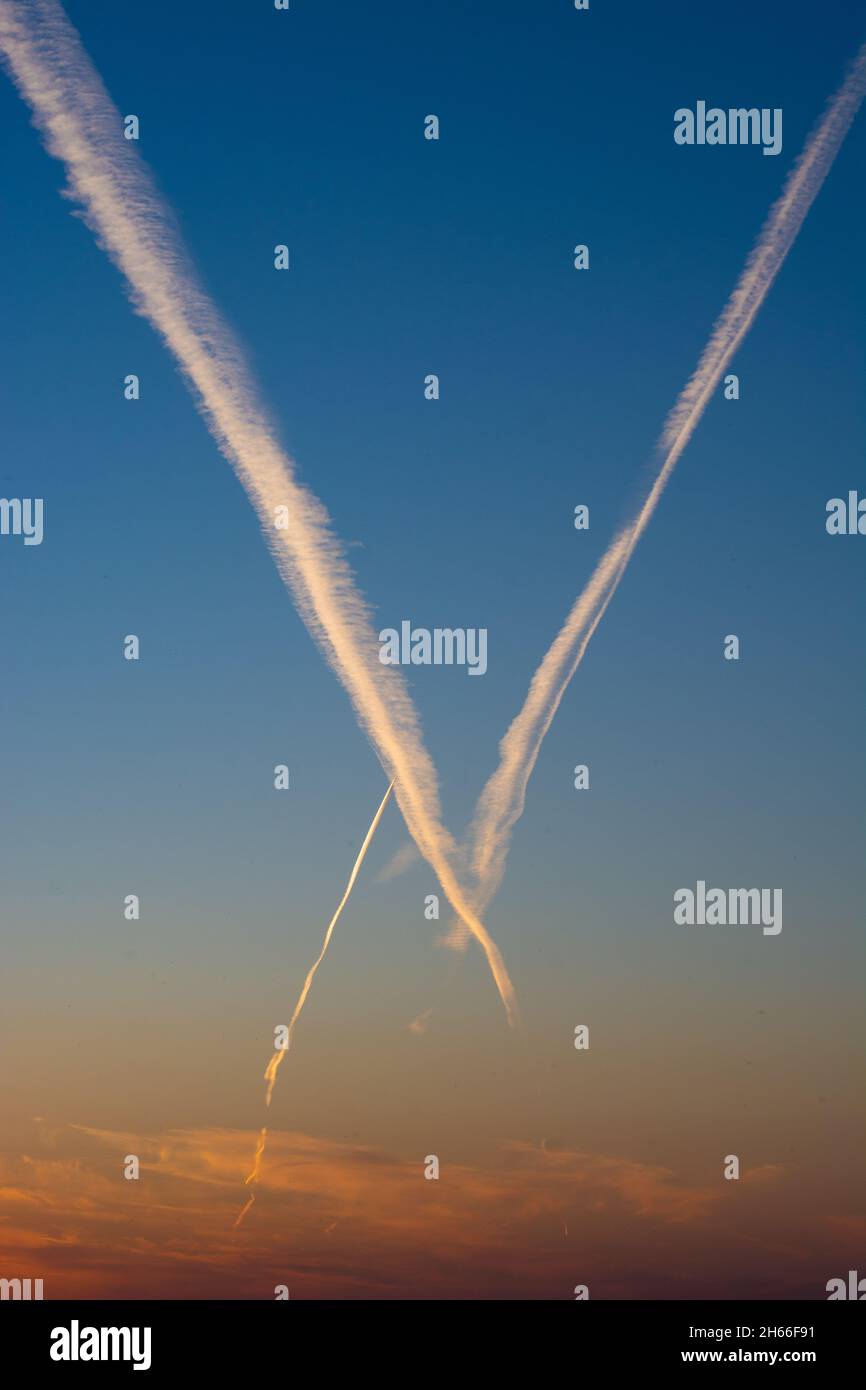 Aitrplane trails hi-res stock photography and images - Alamy