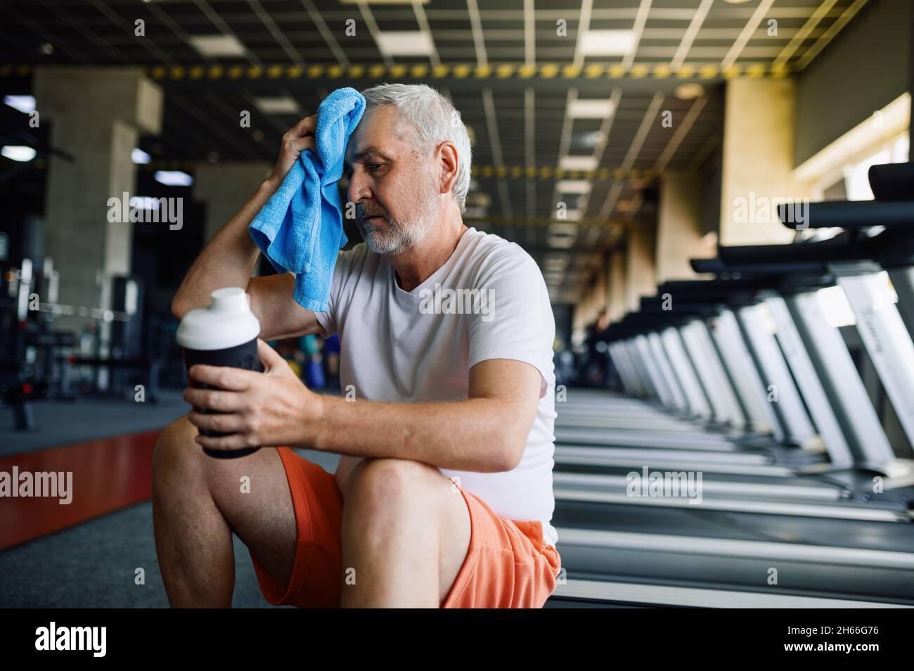 Tired old man hi-res stock photography and images - Alamy