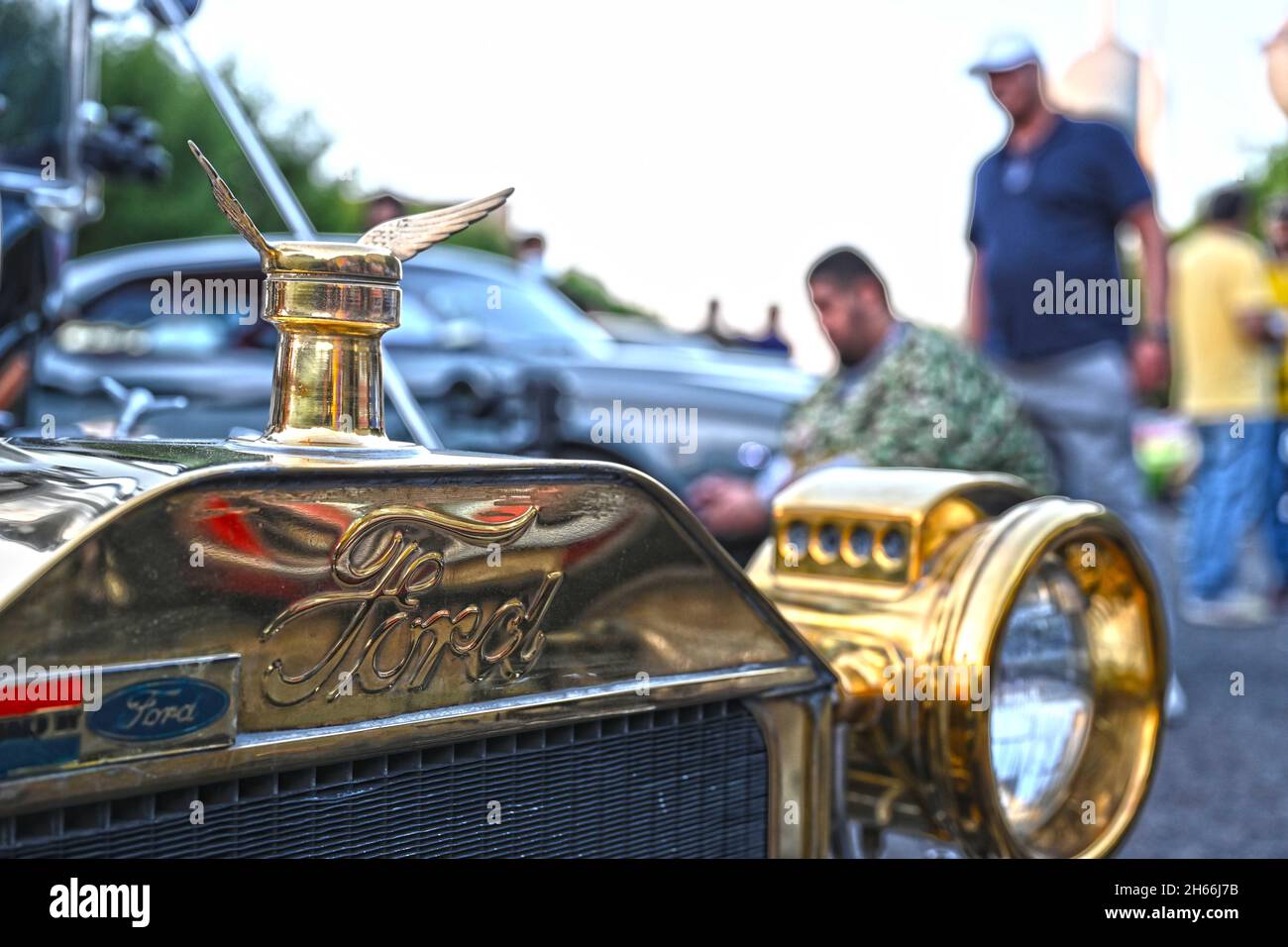Kuwait City, Kuwait. 13th Nov, 2021. People visit a classic car show in ...