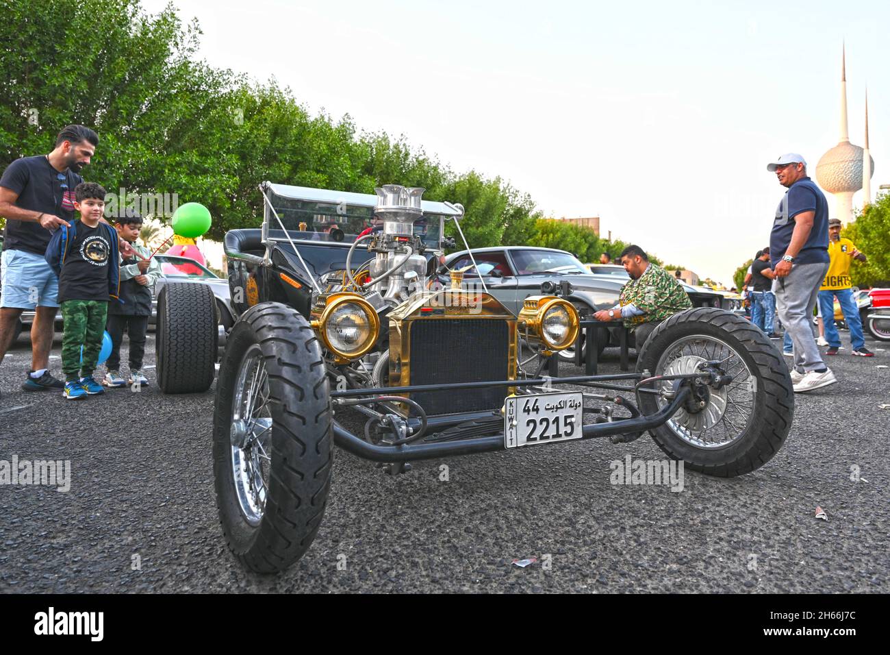 Kuwait City, Kuwait. 13th Nov, 2021. People visit a classic car show in ...