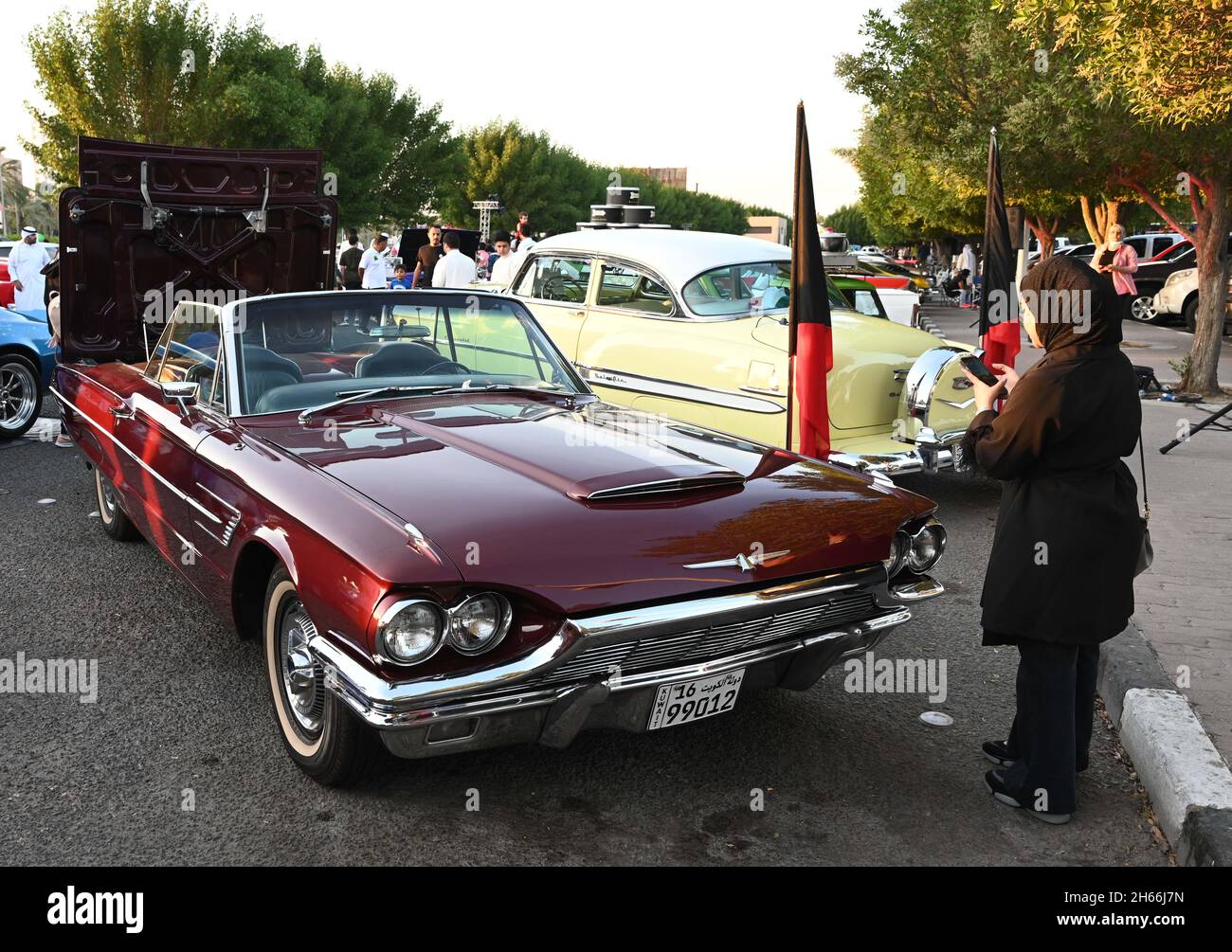 Kuwait City, Kuwait. 13th Nov, 2021. People visit a classic car show in ...