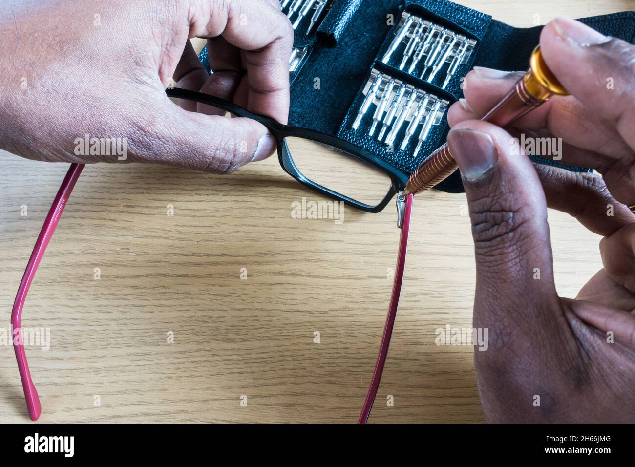 Hands fixing hi-res stock photography and images - Alamy