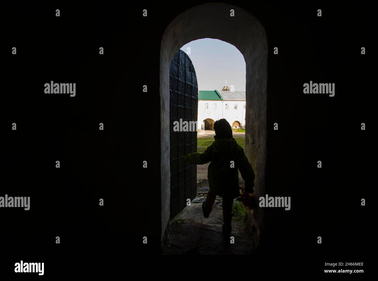 Going out. Liberation. Exit through the door Stock Photo - Alamy