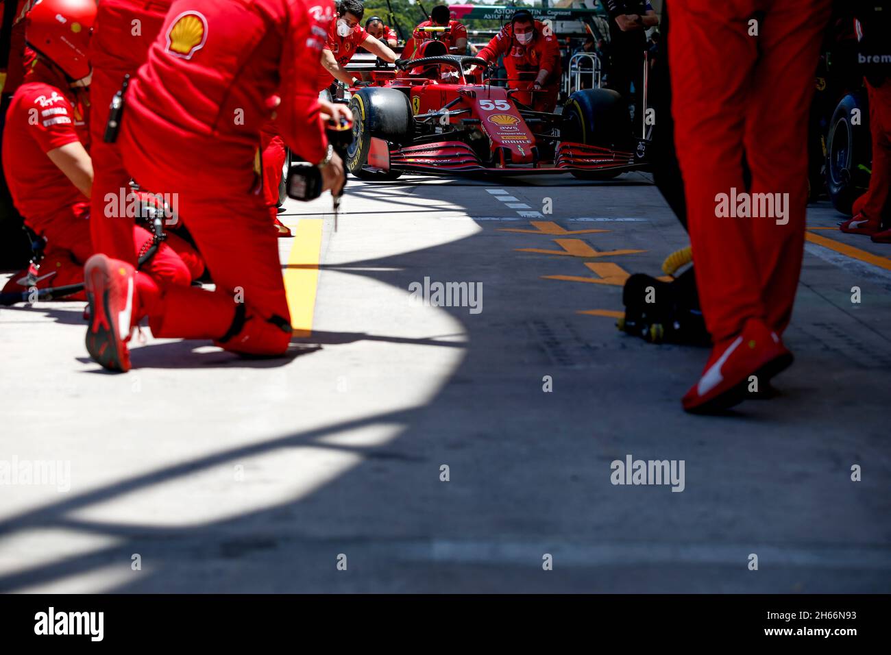 Ferrari f1 pit stop 2021 hi-res stock photography and images - Alamy