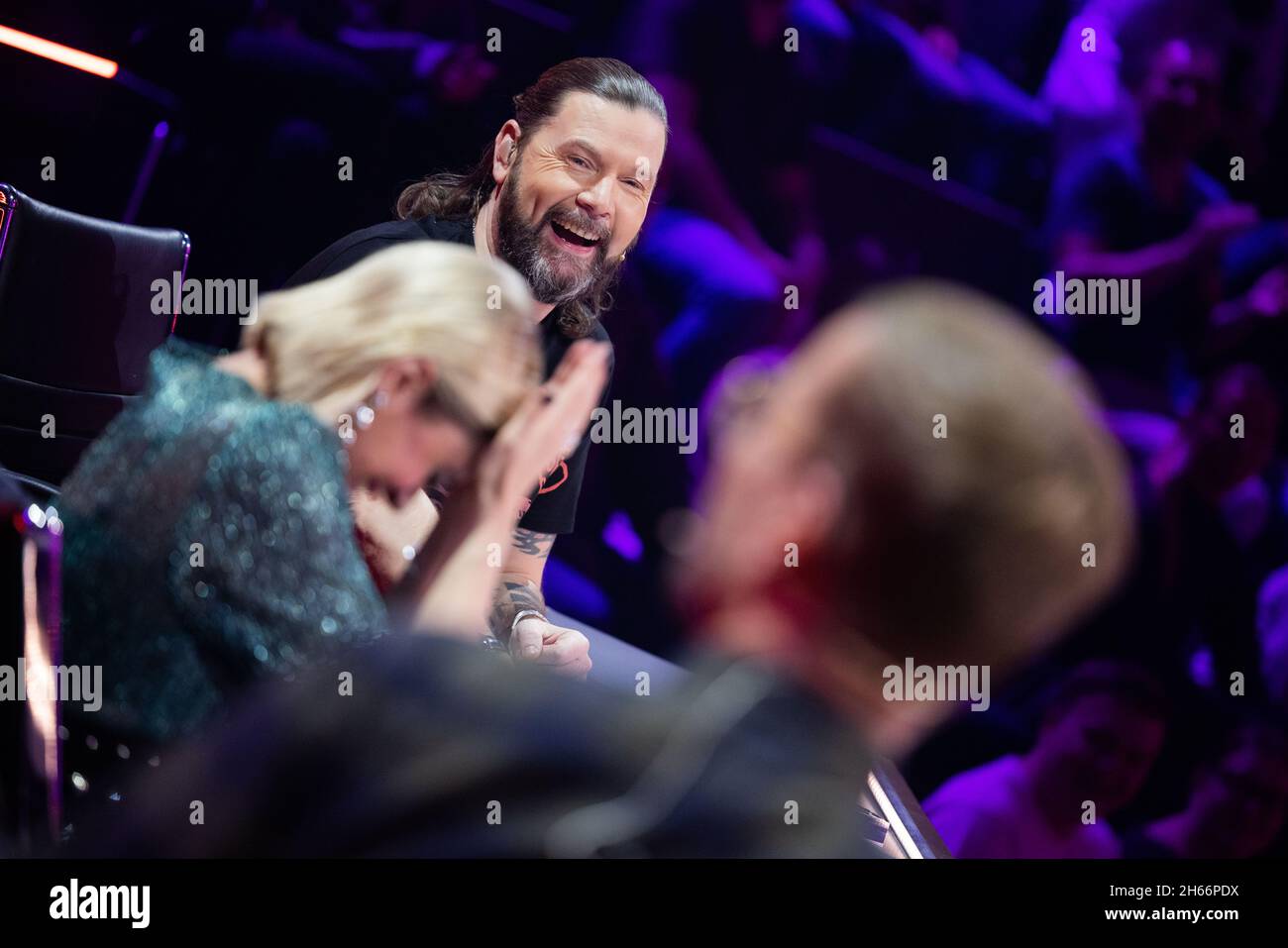 Cologne, Germany. 13th Nov, 2021. The guessing team of Ruth Moschner (M ...