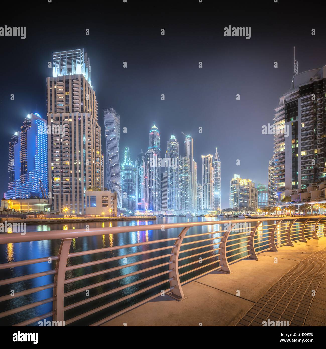 Night time panoramic view of Dubai Marina bay and city center, UAE ...
