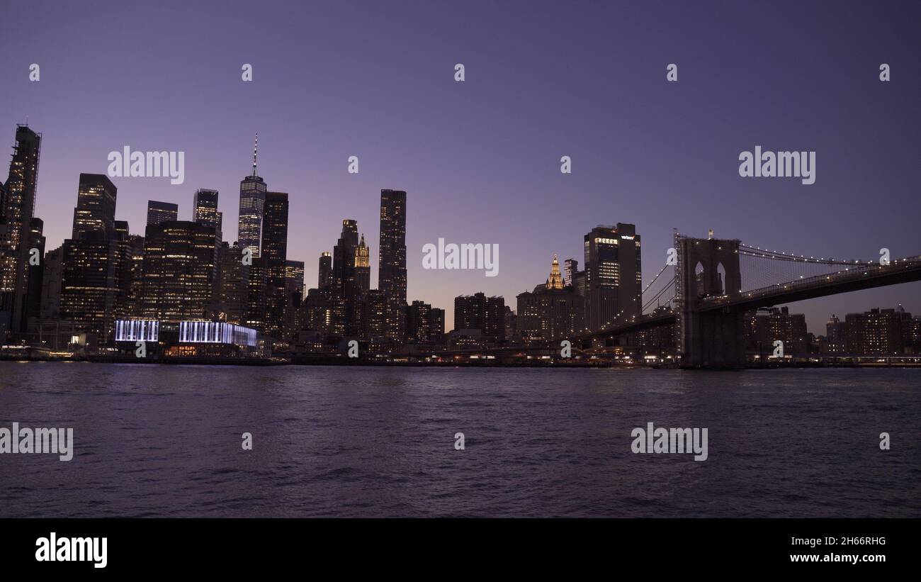 Brooklyn Bridge and Manhattan skyline at night, New York City Stock ...
