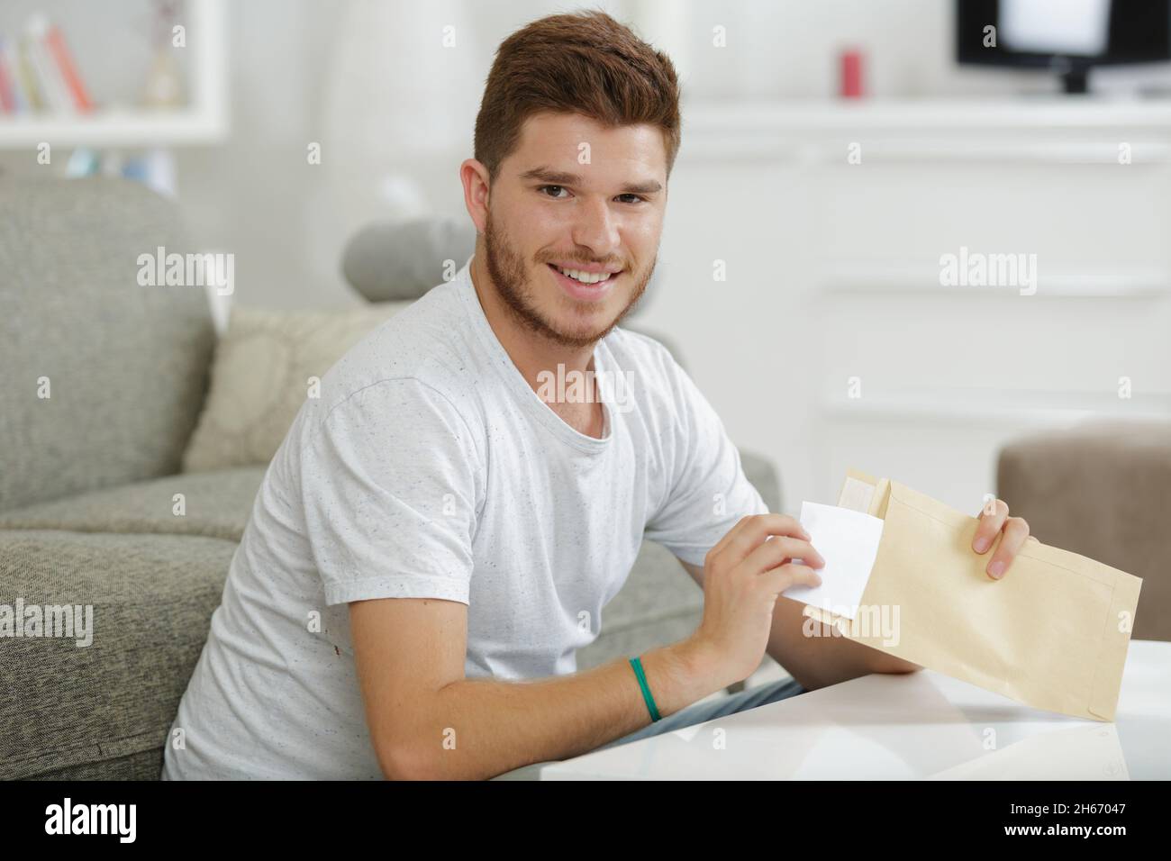 Outgoing package hi-res stock photography and images - Alamy