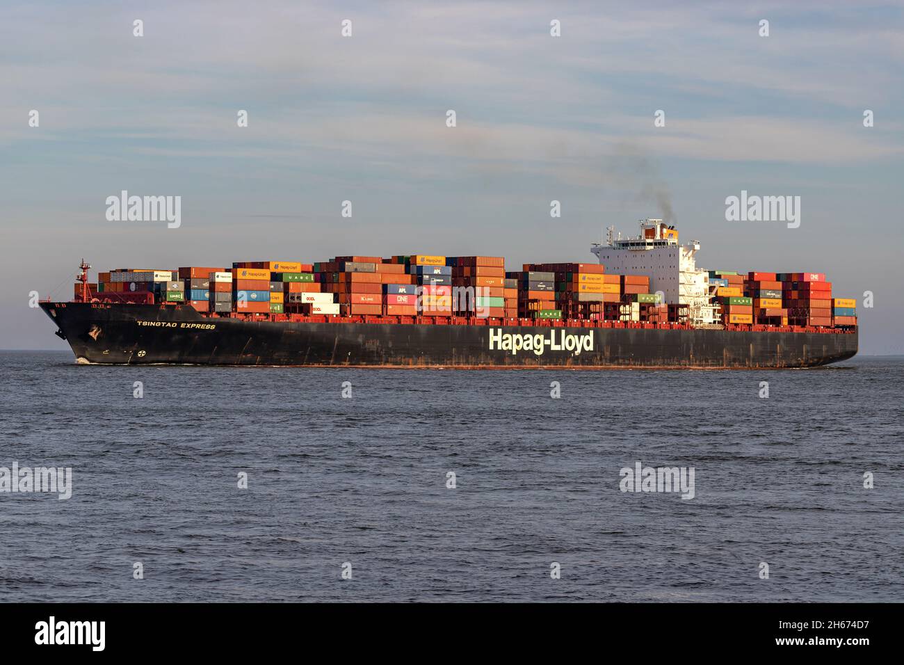 Hapag lloyd shipping containers hi-res stock photography and images - Alamy
