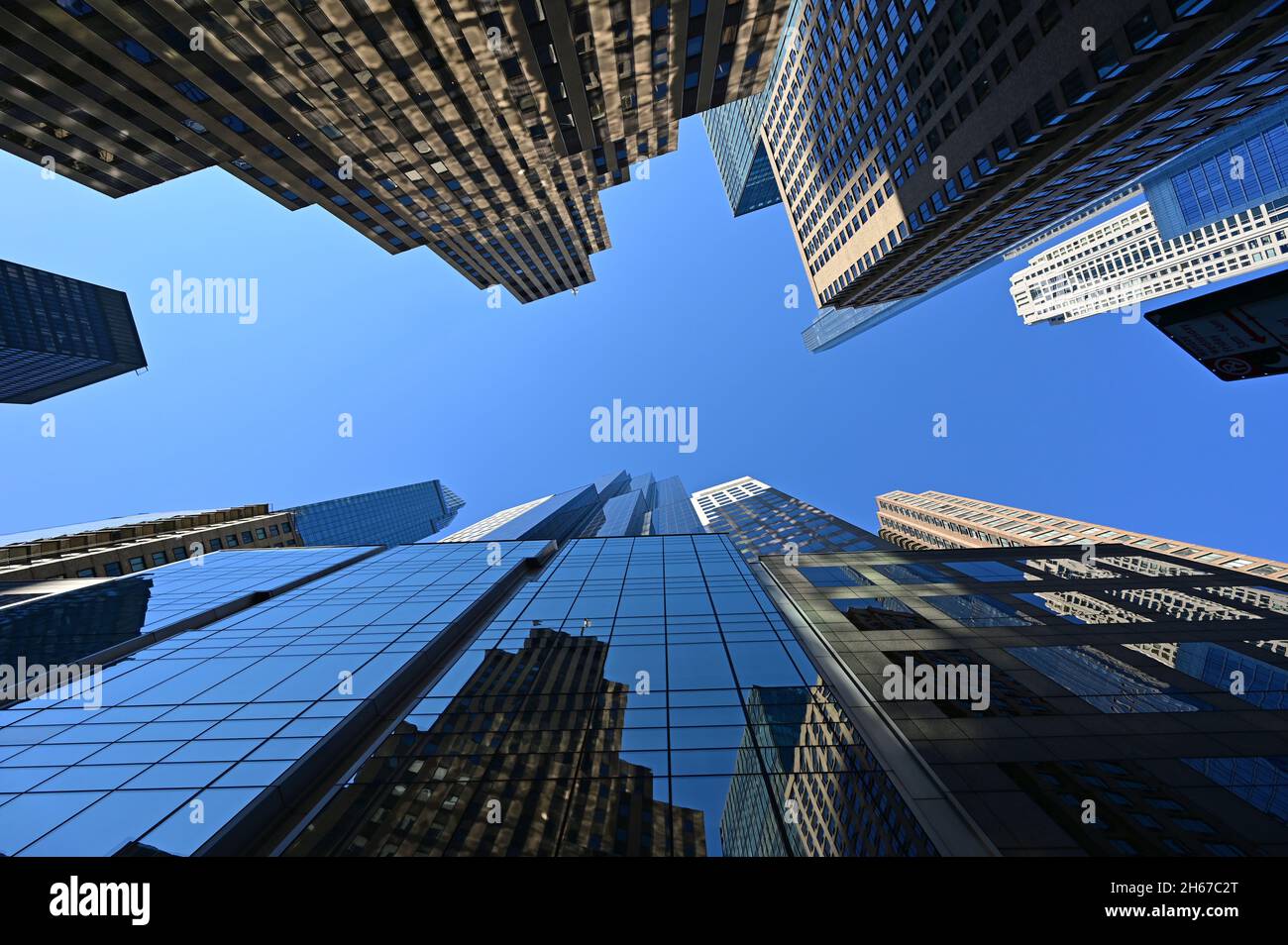 New york skyscrapers view upward hi-res stock photography and images ...