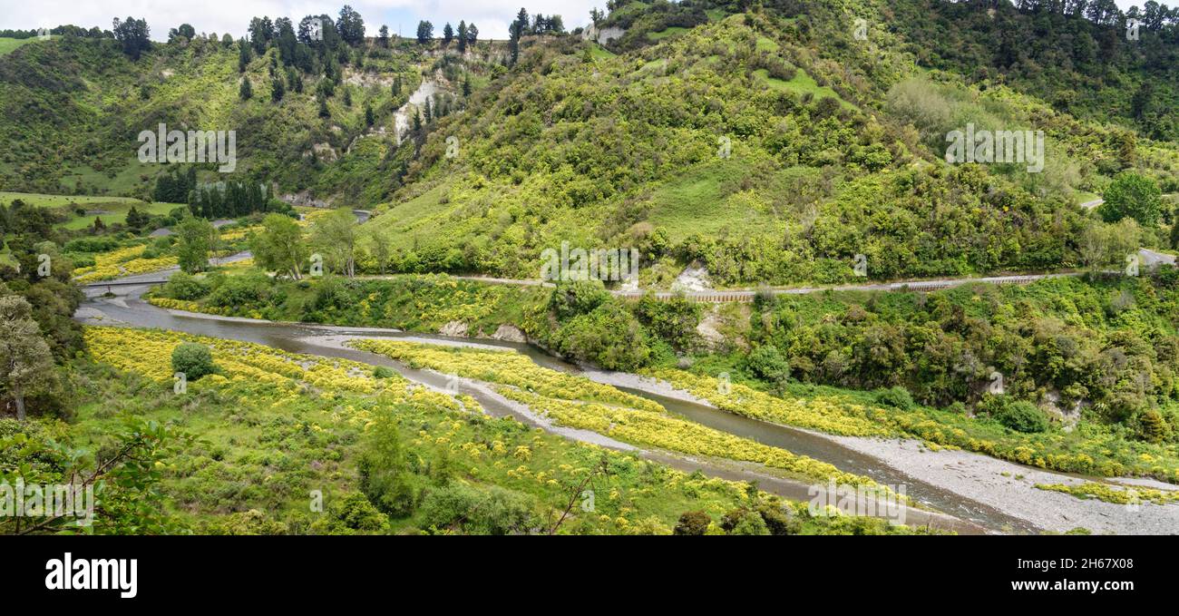 Manuwautu Scenic Route through the Oroua River gorge in the North ...