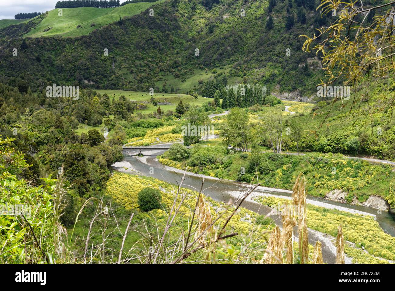 Manuwautu Scenic Route through the Oroua River gorge in the North ...