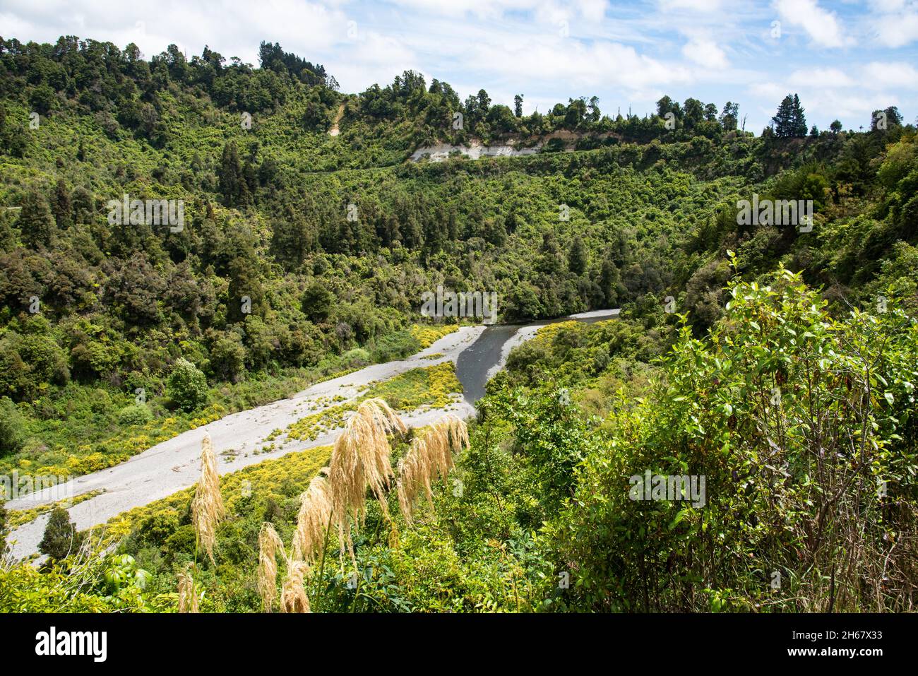 Manuwautu Scenic Route through the Oroua River gorge in the North ...