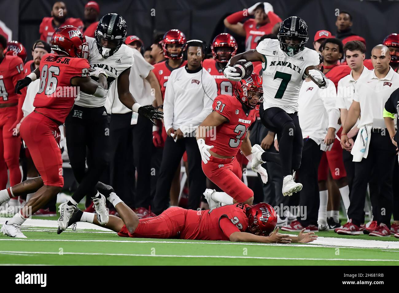 Las Vegas, Nevada, USA. 13th Nov, 2021. Hawaii Warriors running back ...