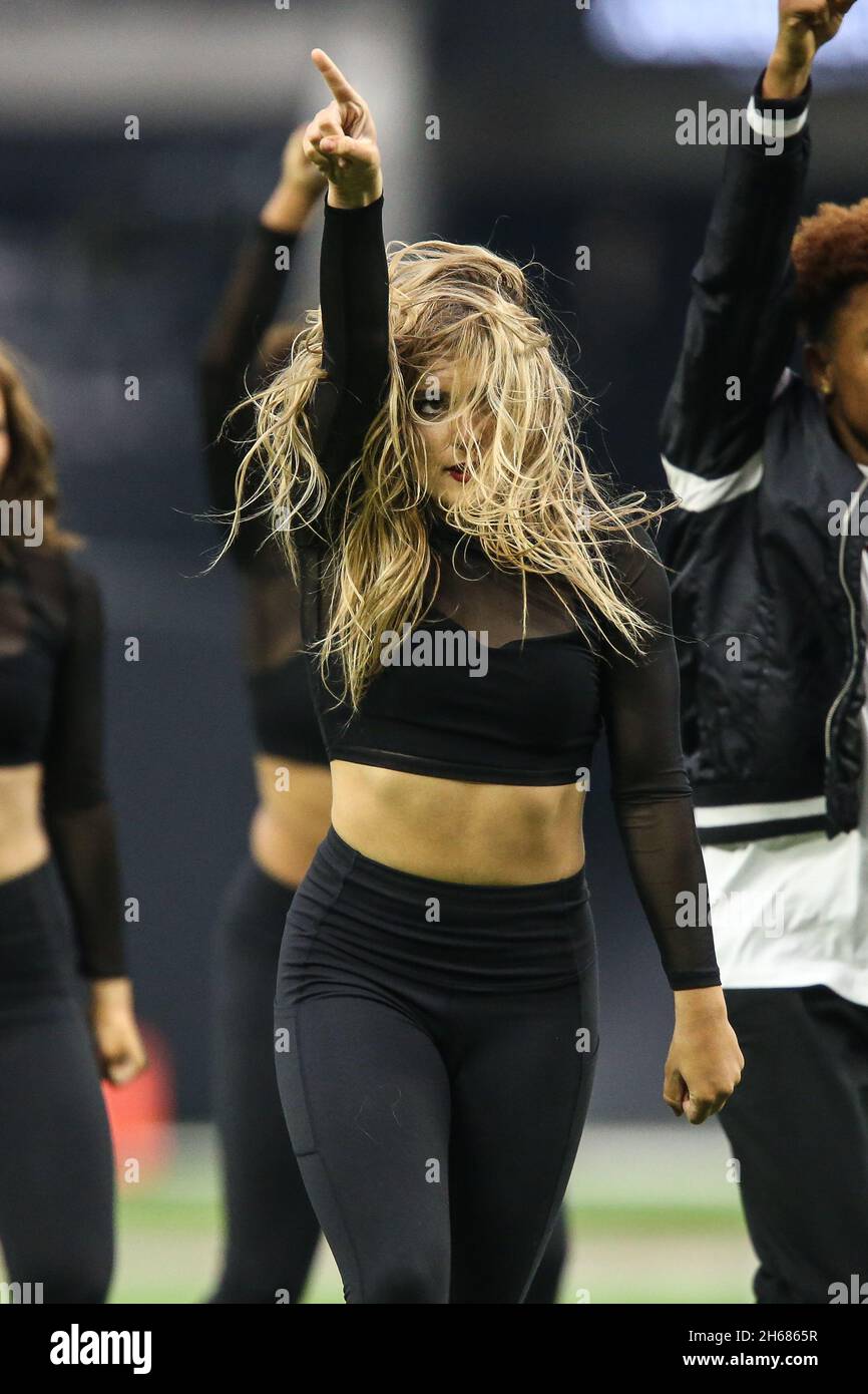 Las Vegas, NV, USA. 13th Nov, 2021. A UNLV Rebels cheerleader performs ...