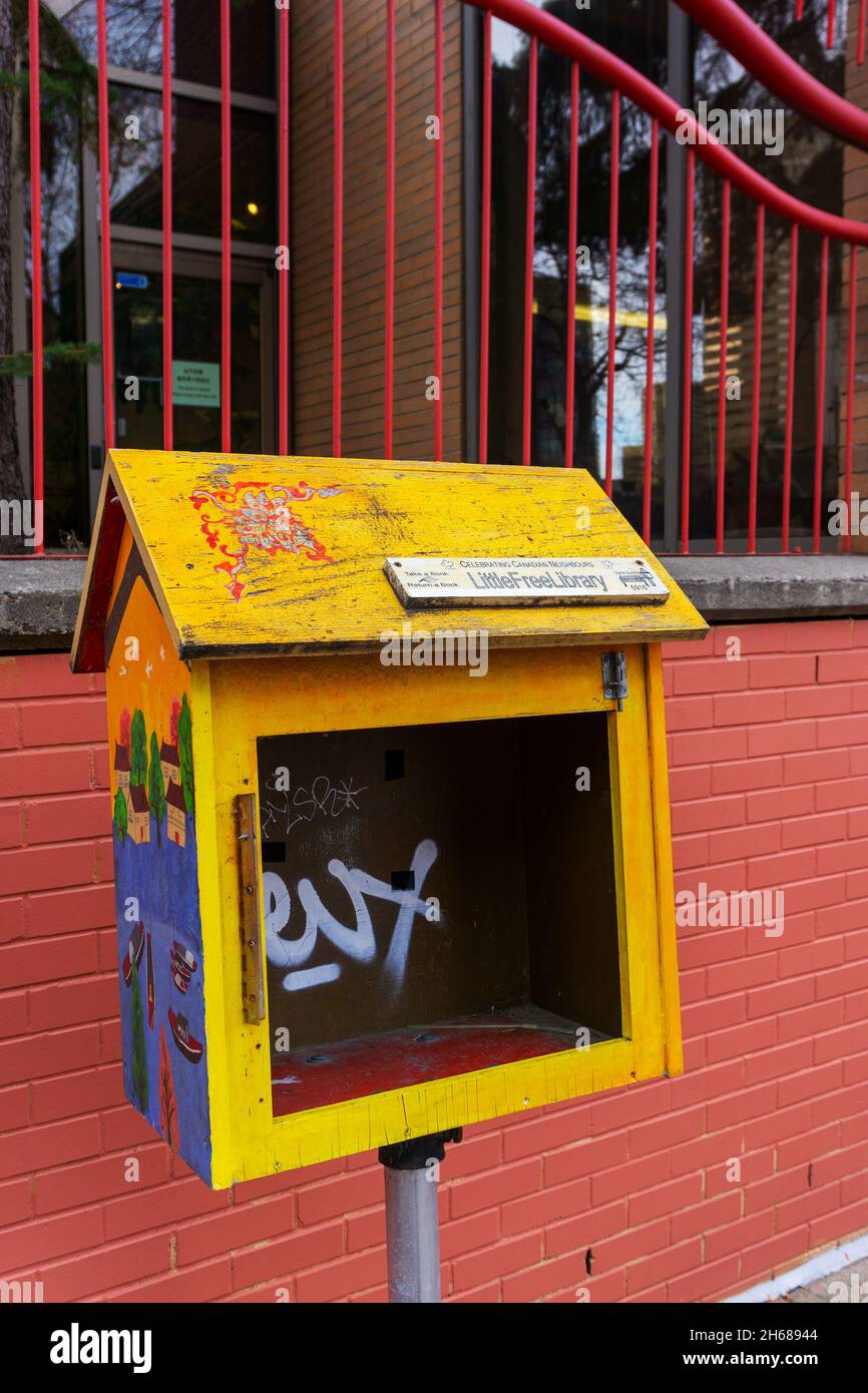 Downtown roadside hi-res stock photography and images - Alamy