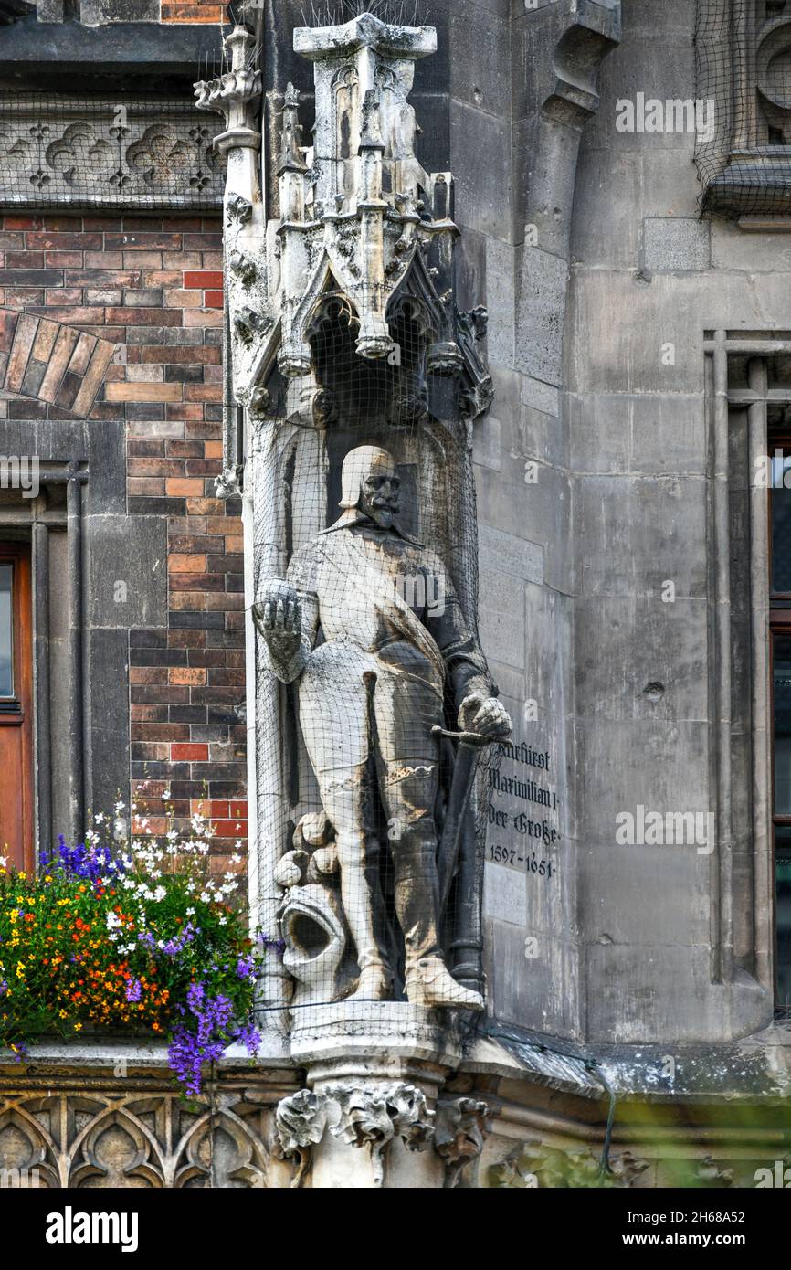 Medieval statue along the Marienplatz town hall in Munich, Germany ...