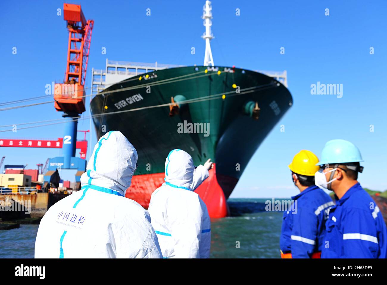 QINGDAO, CHINA - NOVEMBER 11, 2021 - A ship repair worker (R ...