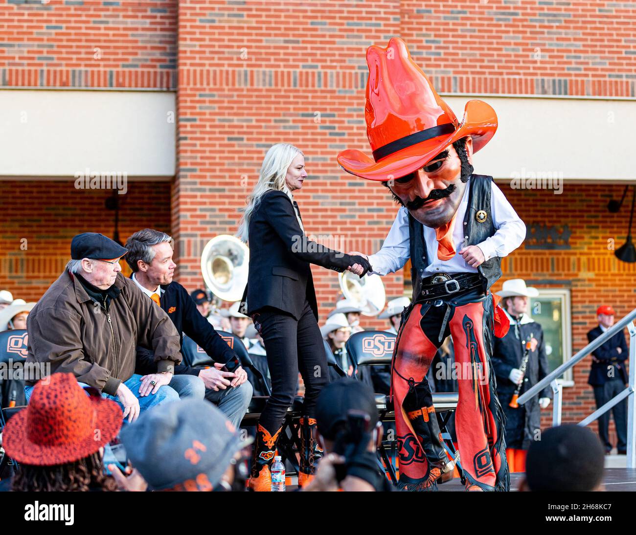 Stillwater, Oklahoma, USA. 13th Nov, 2021. Pistol Pete and President ...