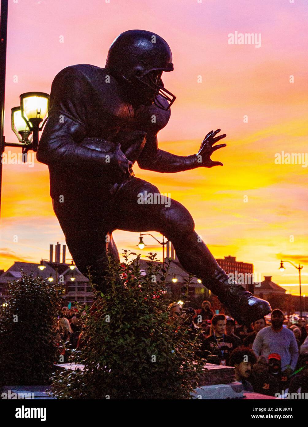 University of texas statue football hi-res stock photography and images ...