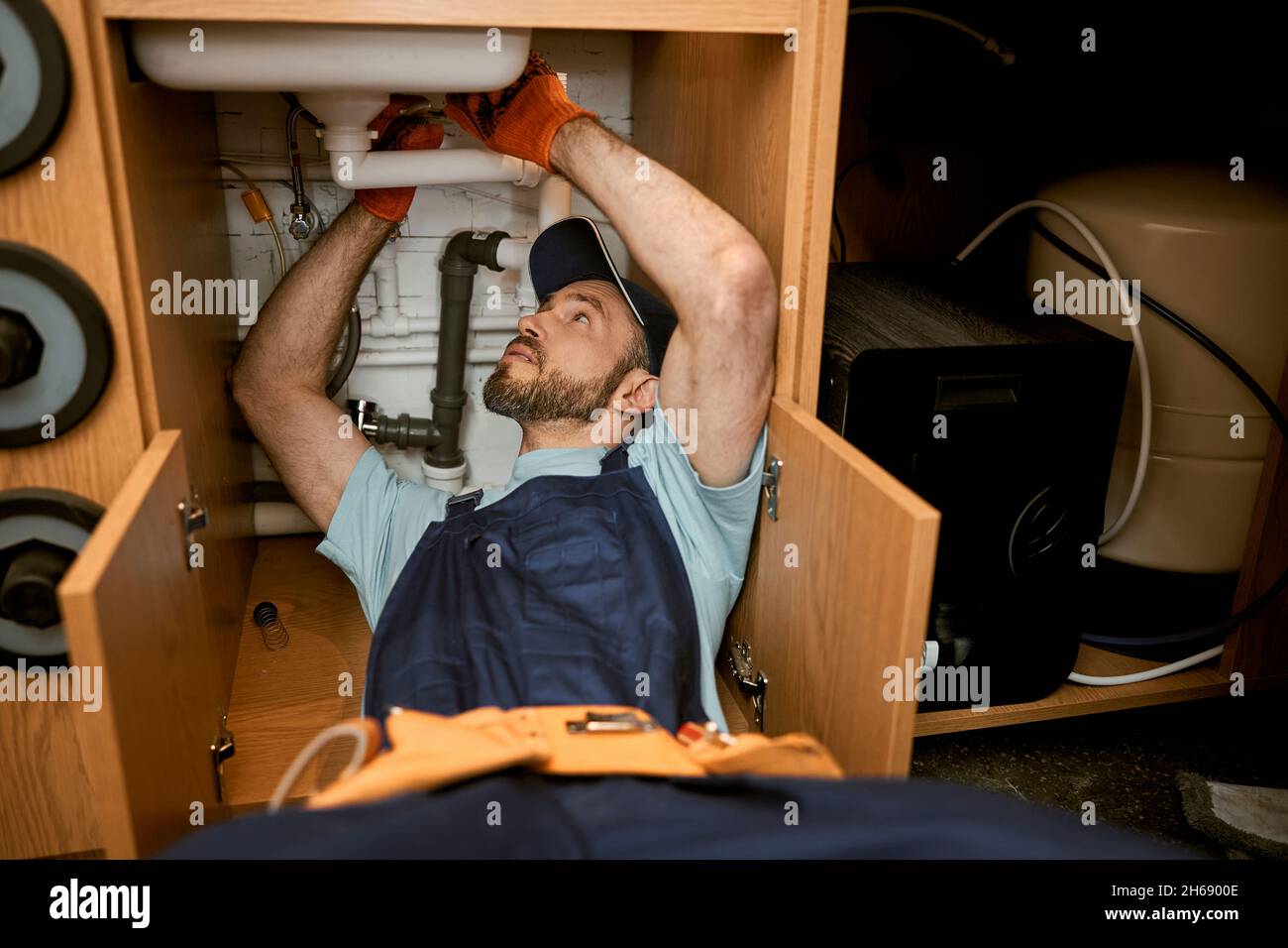 Man sink repairing hi-res stock photography and images - Alamy