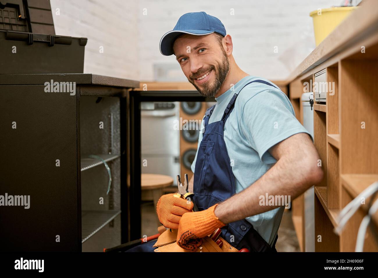Fridge repair hi-res stock photography and images - Alamy