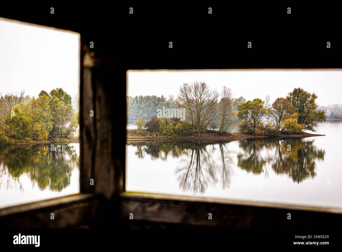 Laatzen, Germany. 14th Nov, 2021. Through the windows of an observation ...