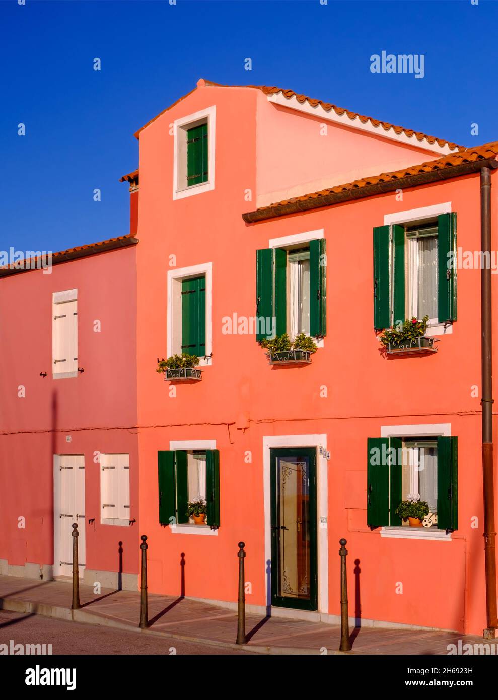 Orange color house building in venice hi-res stock photography and ...
