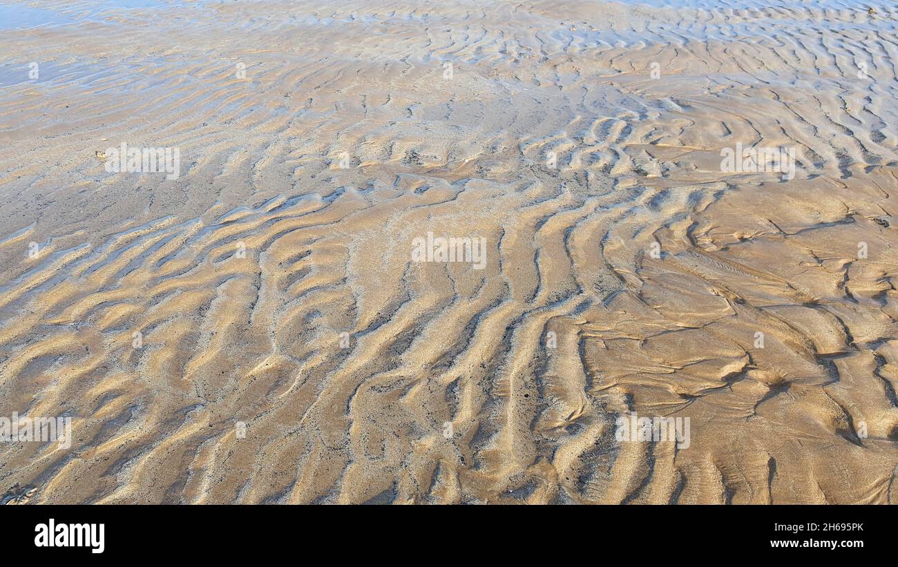 Patterns and textures of sand on beach Stock Photo - Alamy