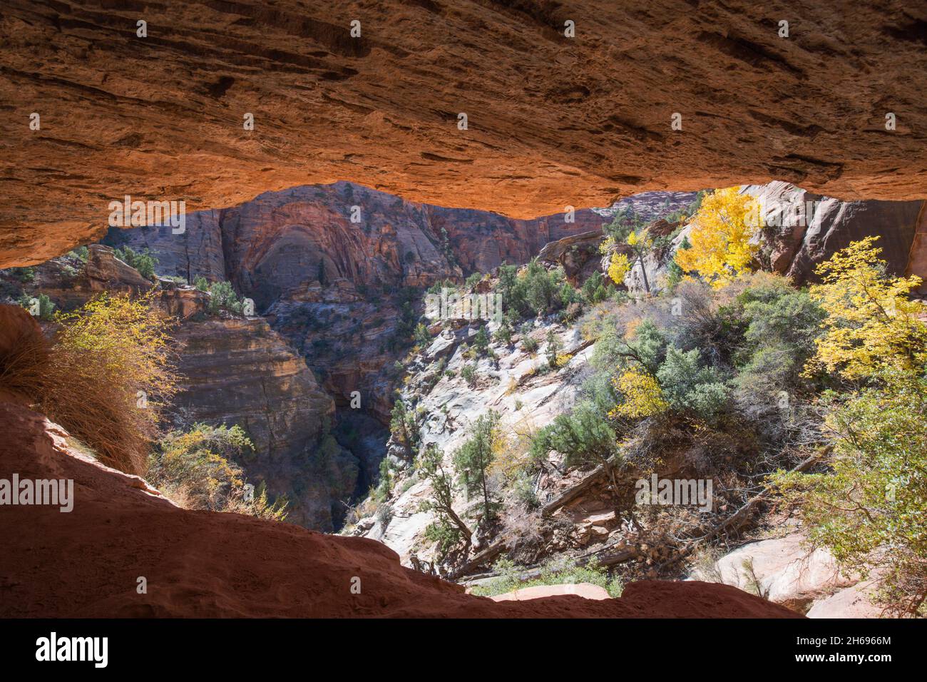 High overhanging clifftop hi-res stock photography and images - Alamy